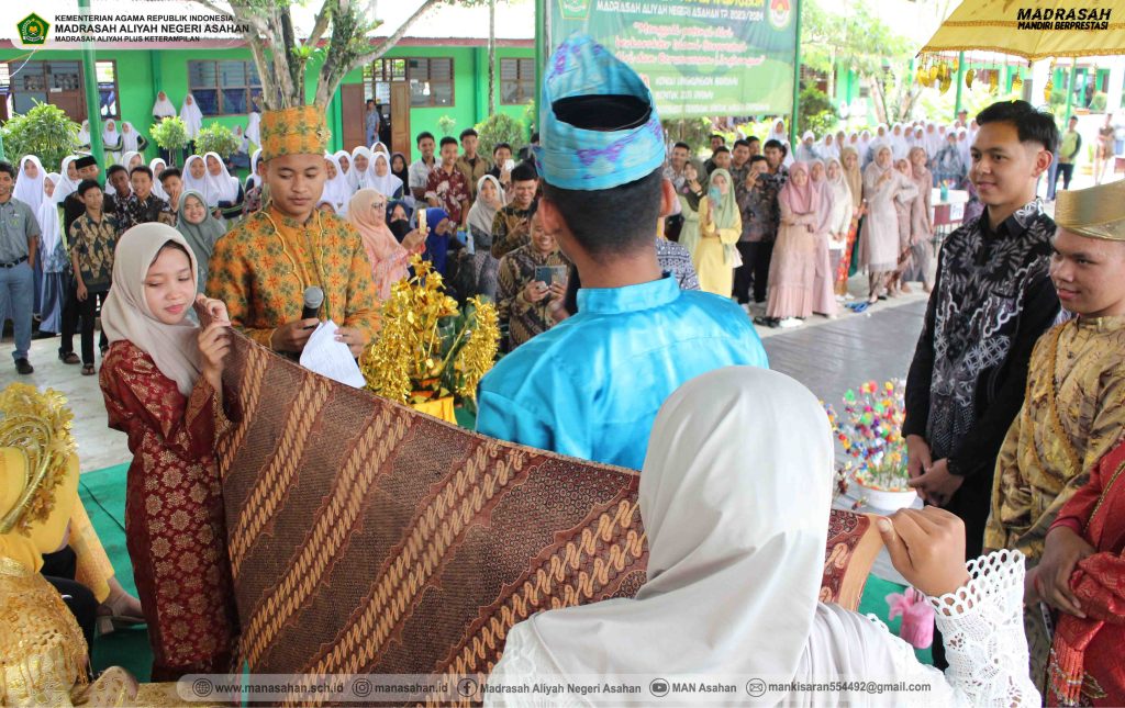 Gelar Karya P5-P2RA, MAN Asahan Praktekan Porsesi Nasi Hadap-Hadapan ...